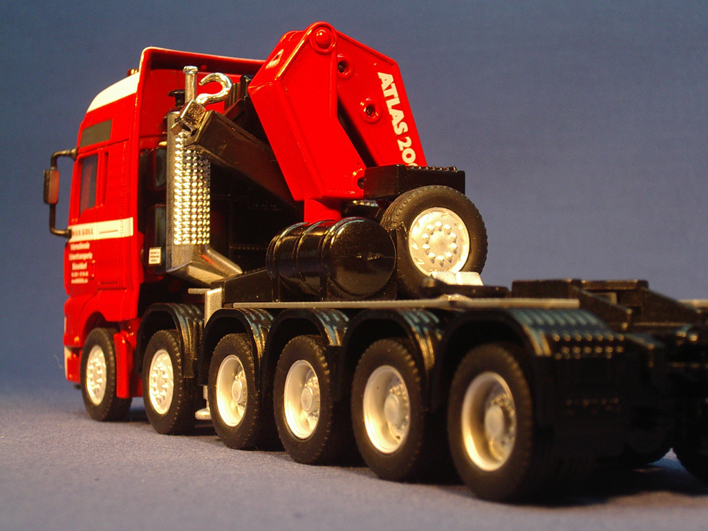 MAN TGA 6-achs Schwerlastzugmaschine mit Ladekran – modellumbauten